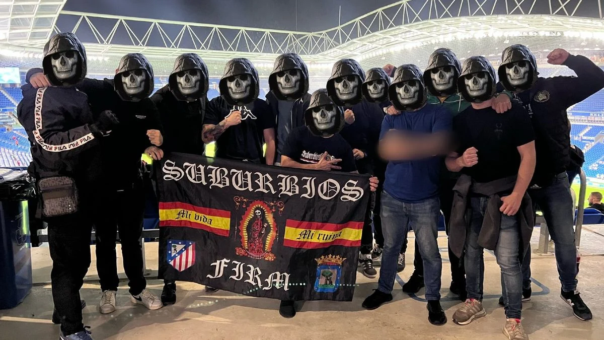 Así Posaban Los Ultras Del Atlético De Madrid En Anoeta Gipuzkoagaur Actualidad De Gipuzkoa